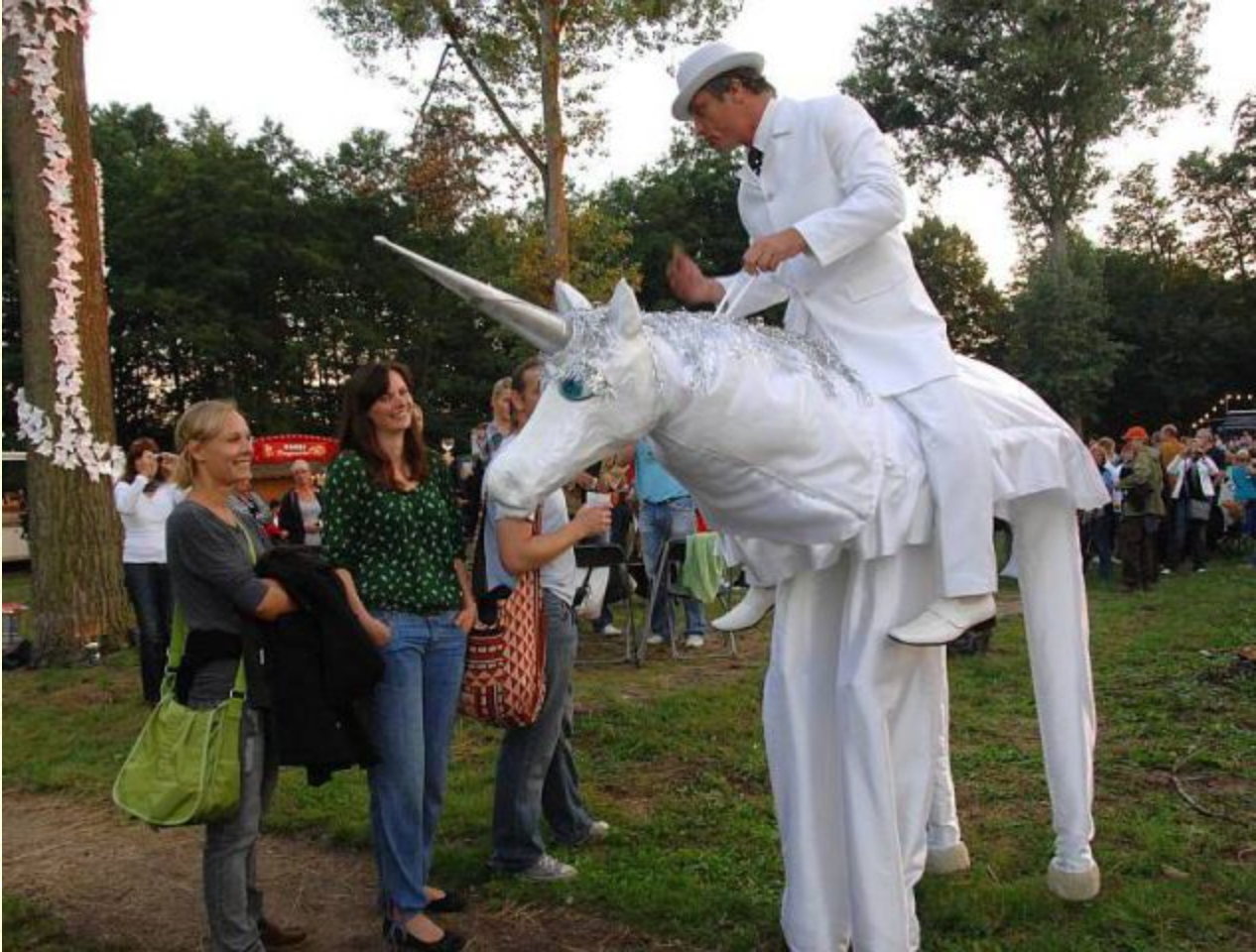 Der Warbel Streetfood Markt am 26. April 2025 mit dem Figurentheater ...